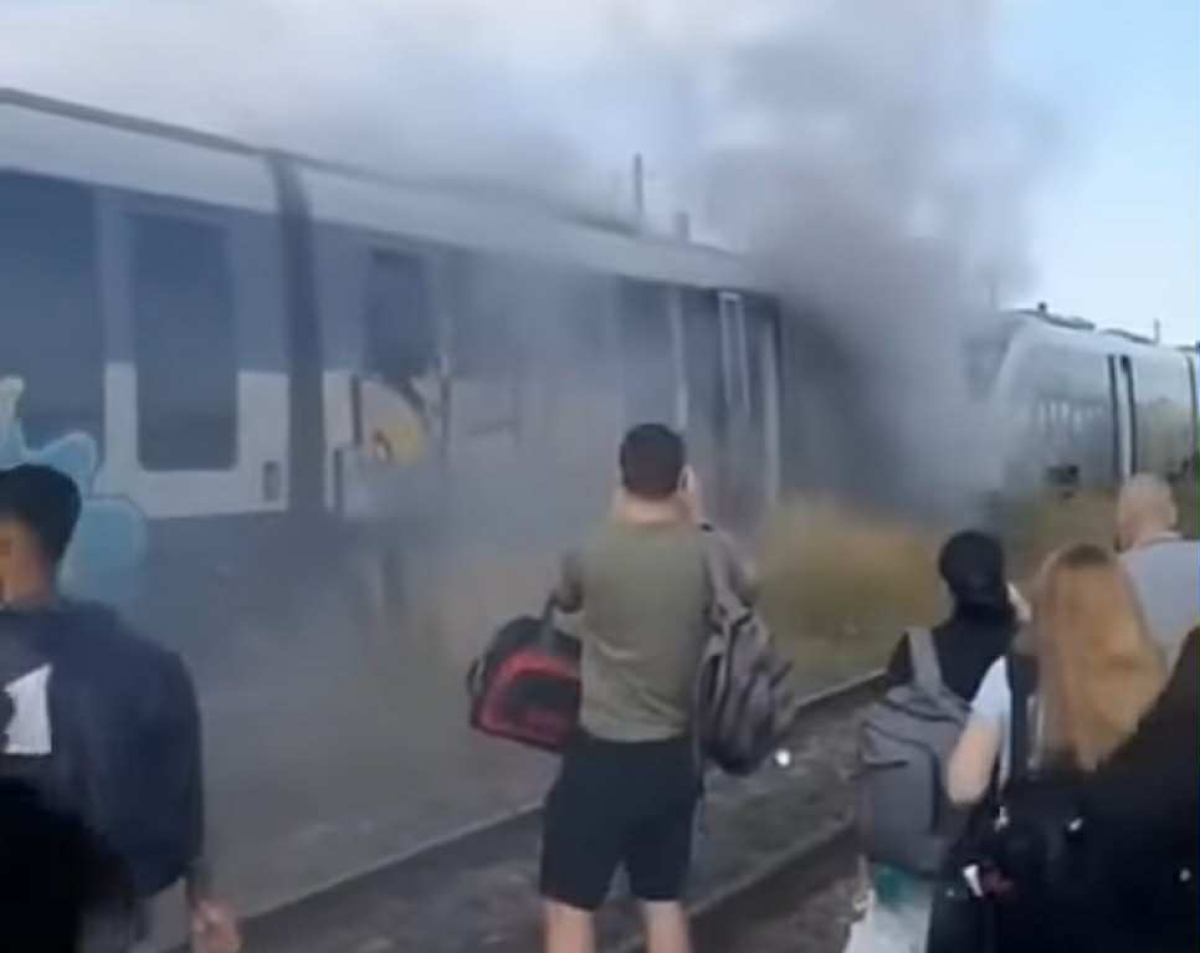 Panică pe calea ferată! Incendiu la un tren plin cu pasageri!