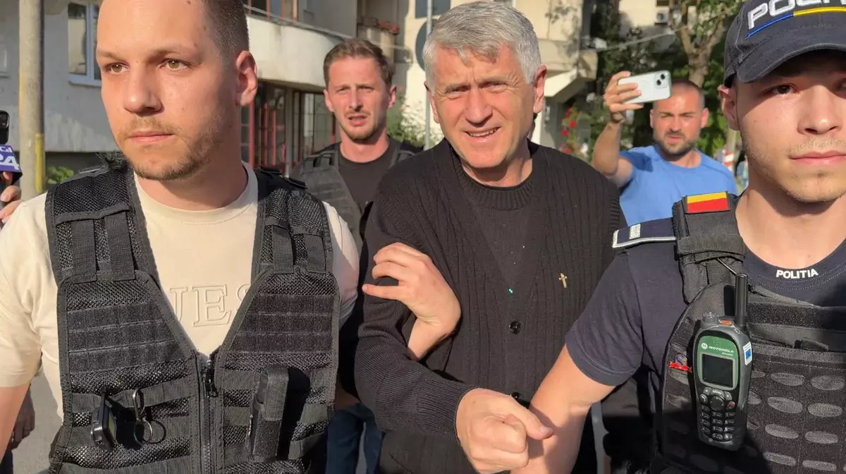 Cunoscutul interpret de muzică populară, și fost preot, Cristian ...
